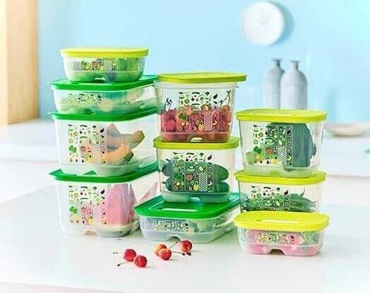 S Tupperware v kuchyni